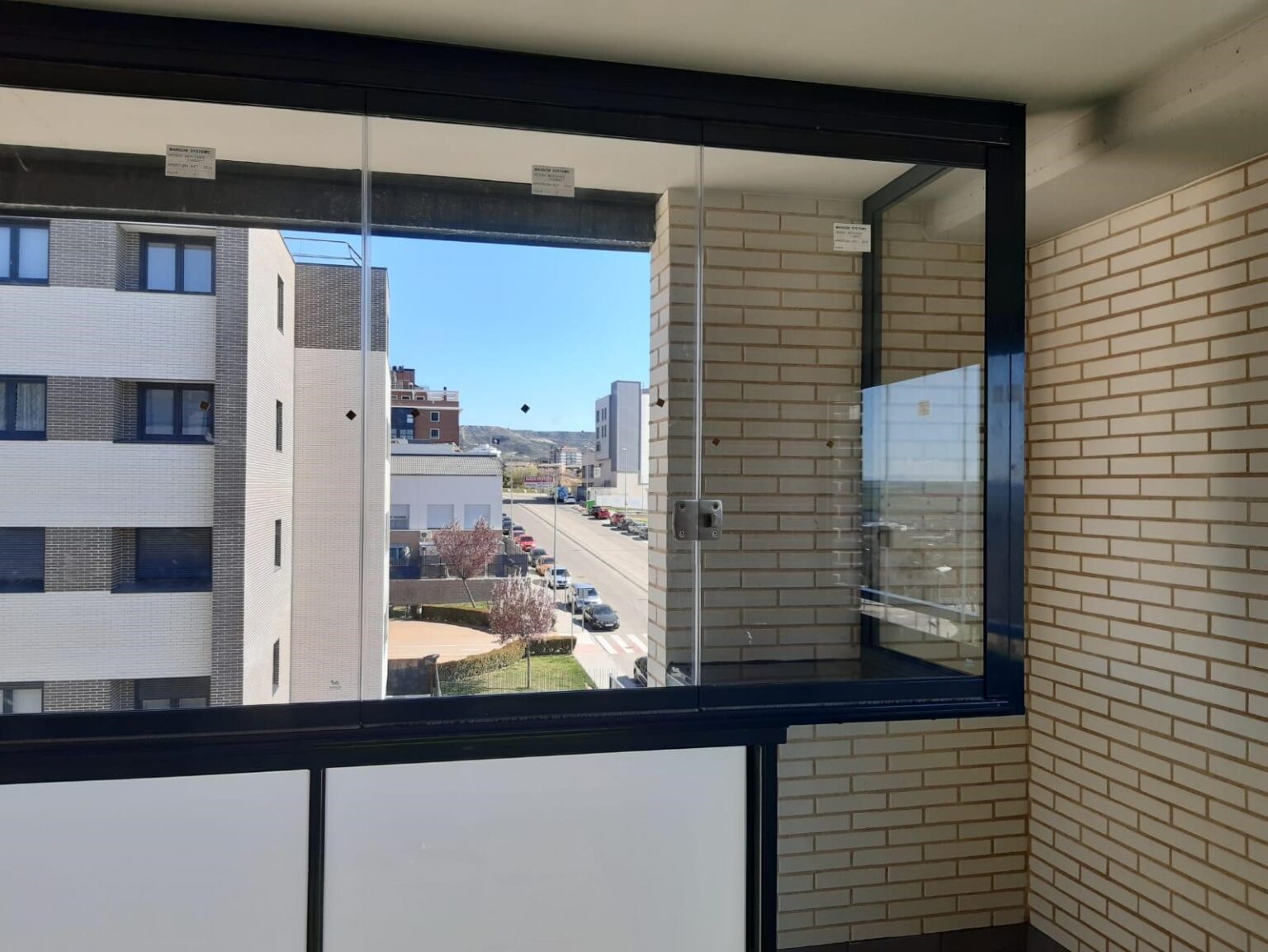 Todo acerca de las cortinas de cristal para balcones pequeños ...
