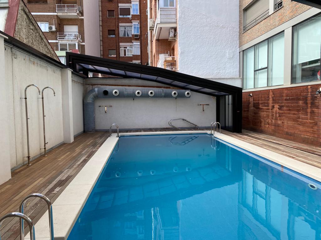 Cubierta de piscina en el patio de un edificio | Pérgolas en Madrid