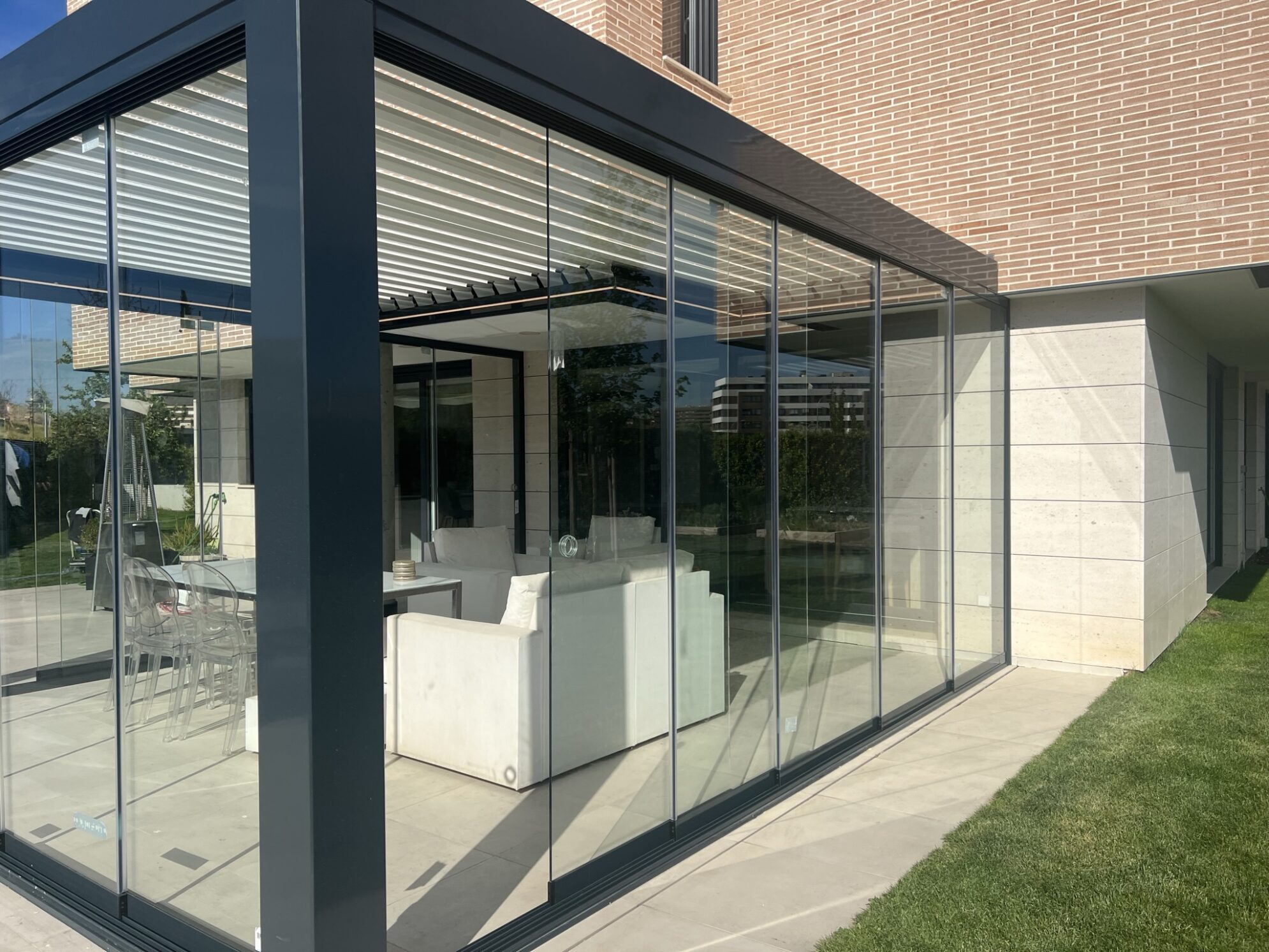 Pérgola bioclimática en un chalet independiente con piscina | Pérgolas ...